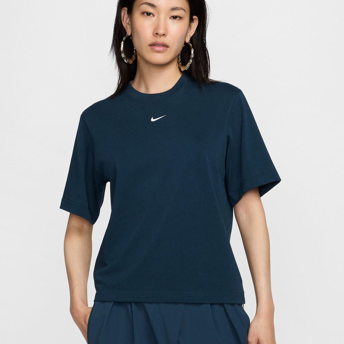 สีฟ้า Nike เสื้อยืดผู้หญิง Boxy - JD Sports Thailand – JD Sports ประเทศไทย