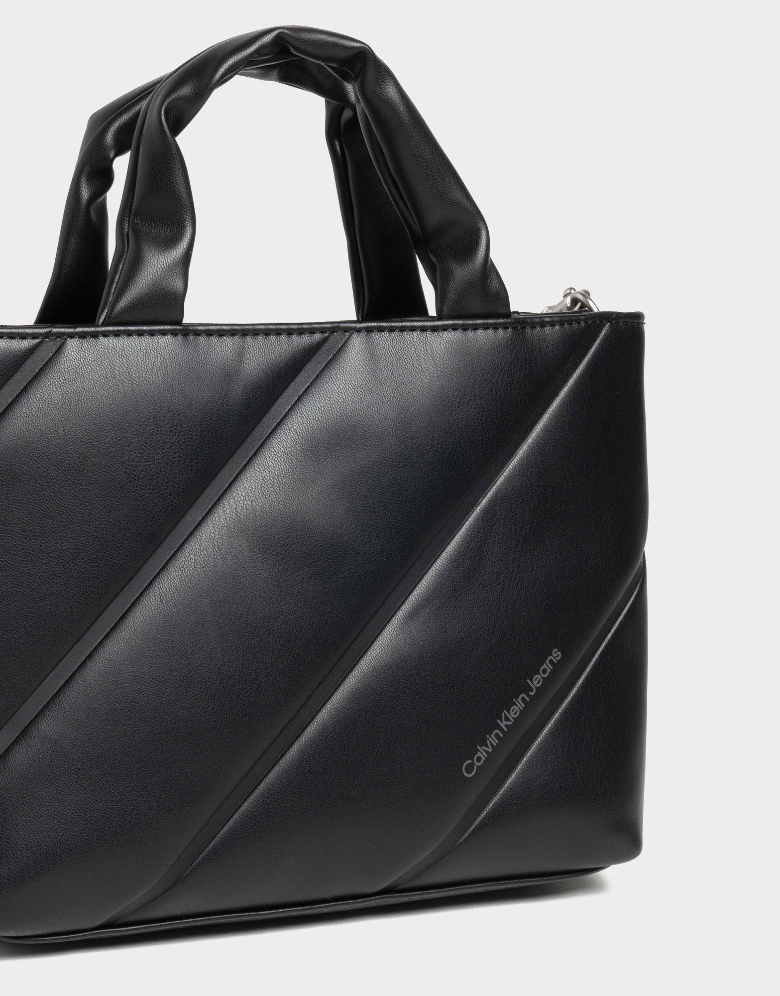 กระเป๋า Quilted Micro Tote – JD Sports ประเทศไทย