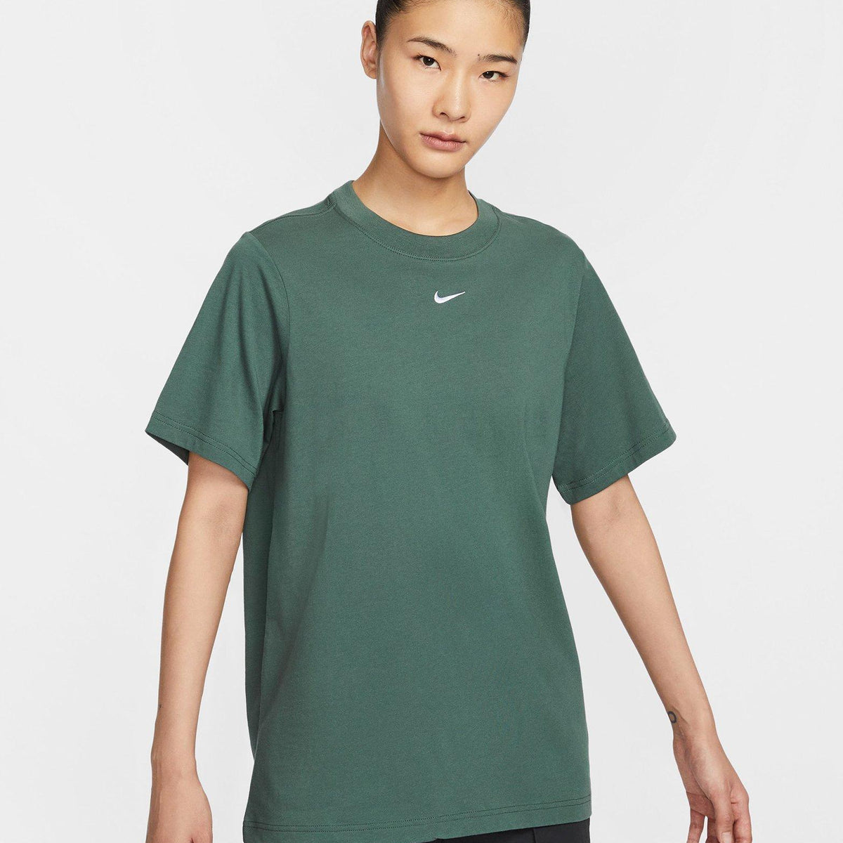 สีเขียว Nike เสื้อยืดผู้หญิง Sportswear - JD Sports Thailand – JD ...
