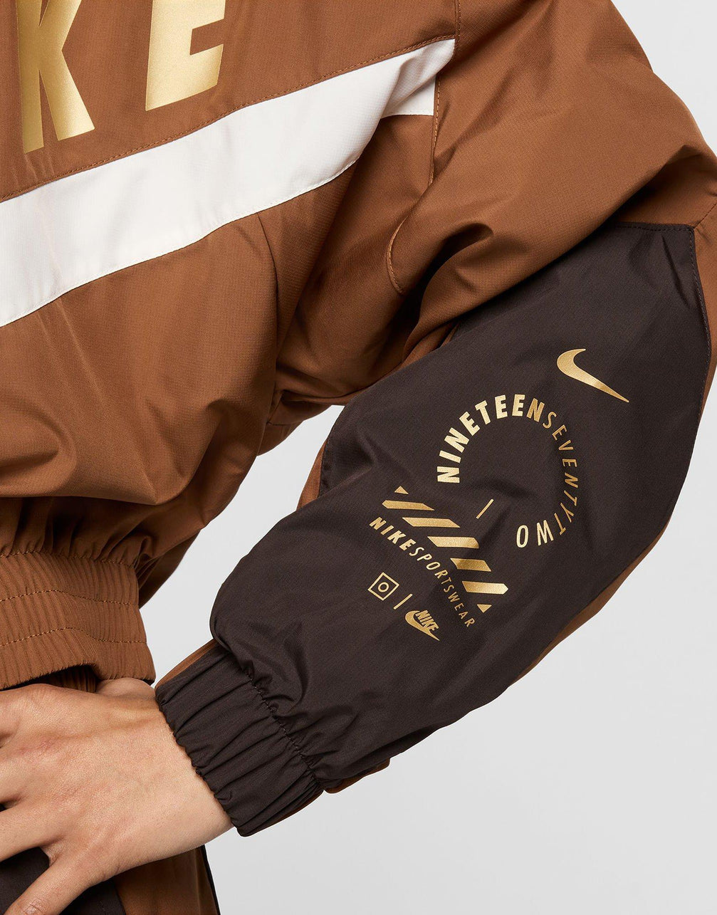 เสื้อแจ็คเก็ตผู้หญิง Woven – JD Sports ประเทศไทย