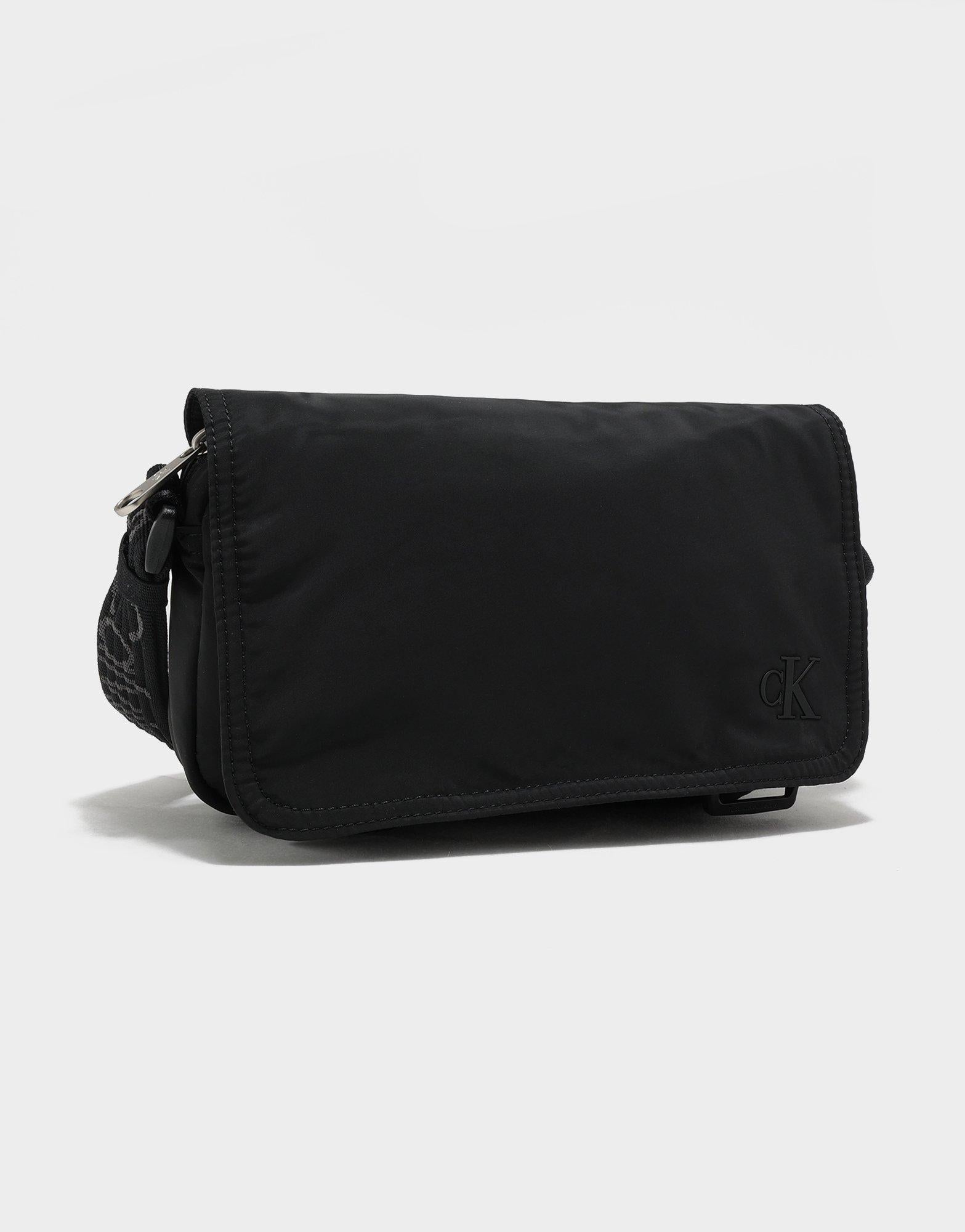 กระเป๋า Ultralight Flap Camera – JD Sports ประเทศไทย